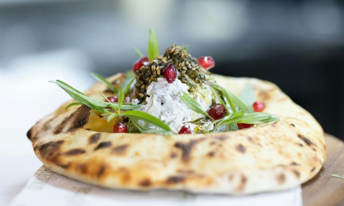 Gevulde pita’s met gehakt, selderijsalade en frisse dip | BinnensteBuiten